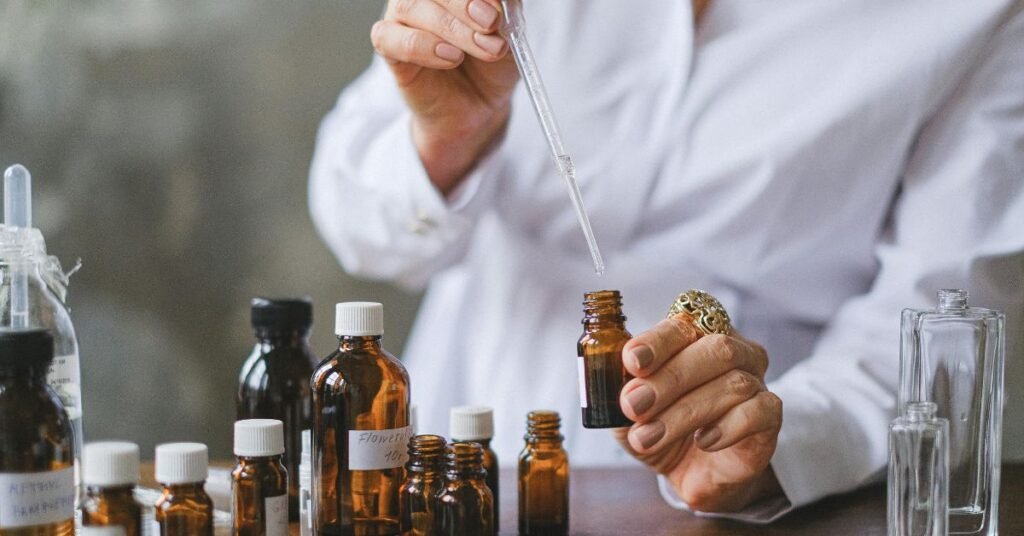 Fragrance Notes Explained: Musk vs Amber - ForScent